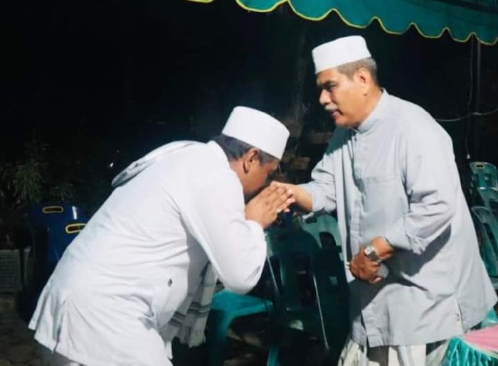 Sunnah Mencium Tangan Nabi, Ulama, Orang Shalih, Orang Tua, dan Berdiri ...